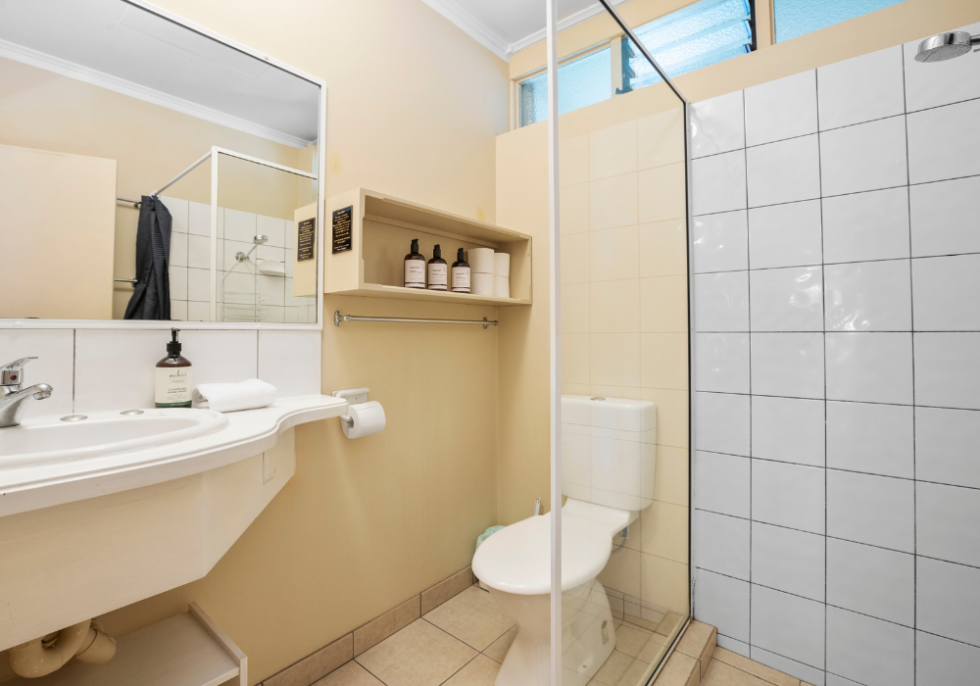 Accomodation -Tallow Beach Motel book now