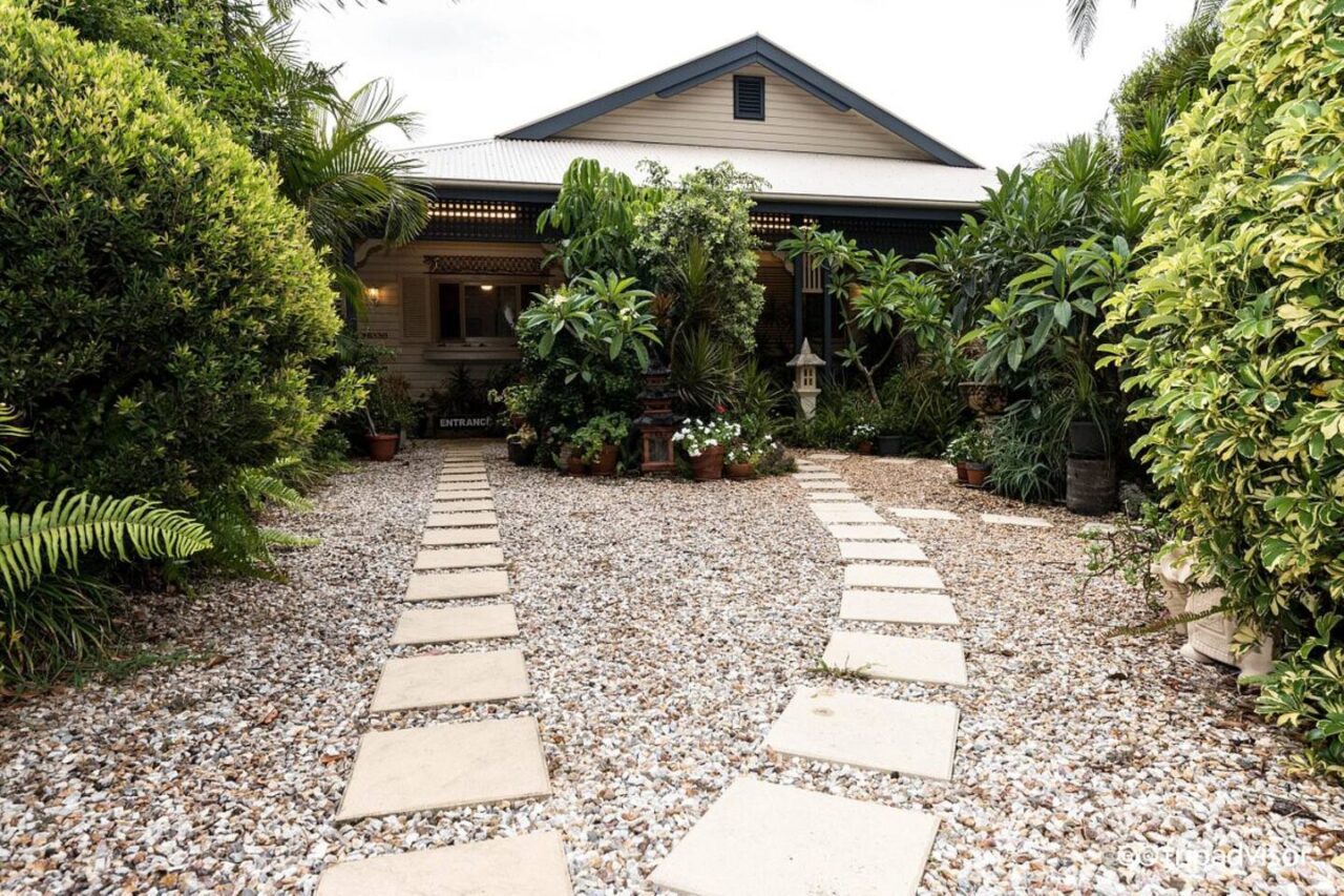 Accomodation -Tallow Beach Motel book now